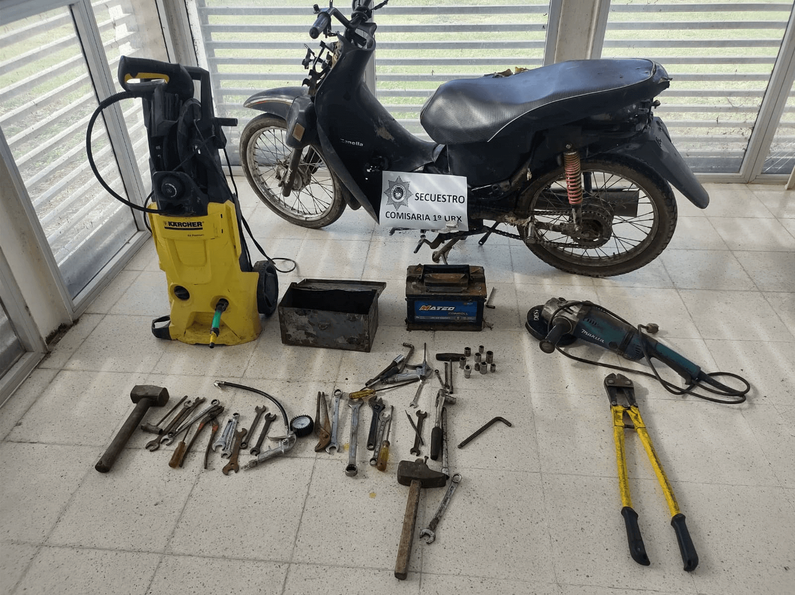 Dos Detenidos Por Hechos De Robo Cuando Circulaban En Una Moto Con 8656